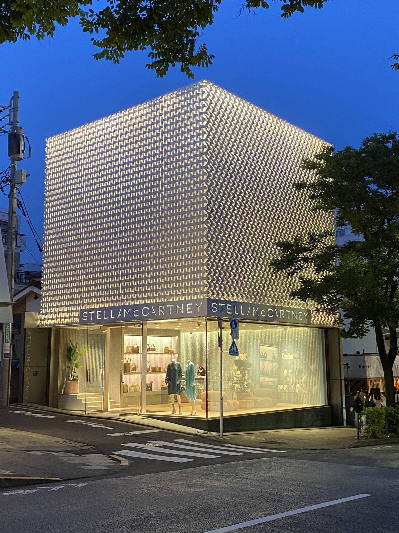 東京建築巡り〜惹かれる白いキューブ型の外観 ｜東京の建築&アート巡りオタク@tanrock