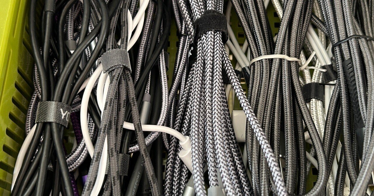 大量のケーブルをマジックテープで整理しました｜ruype