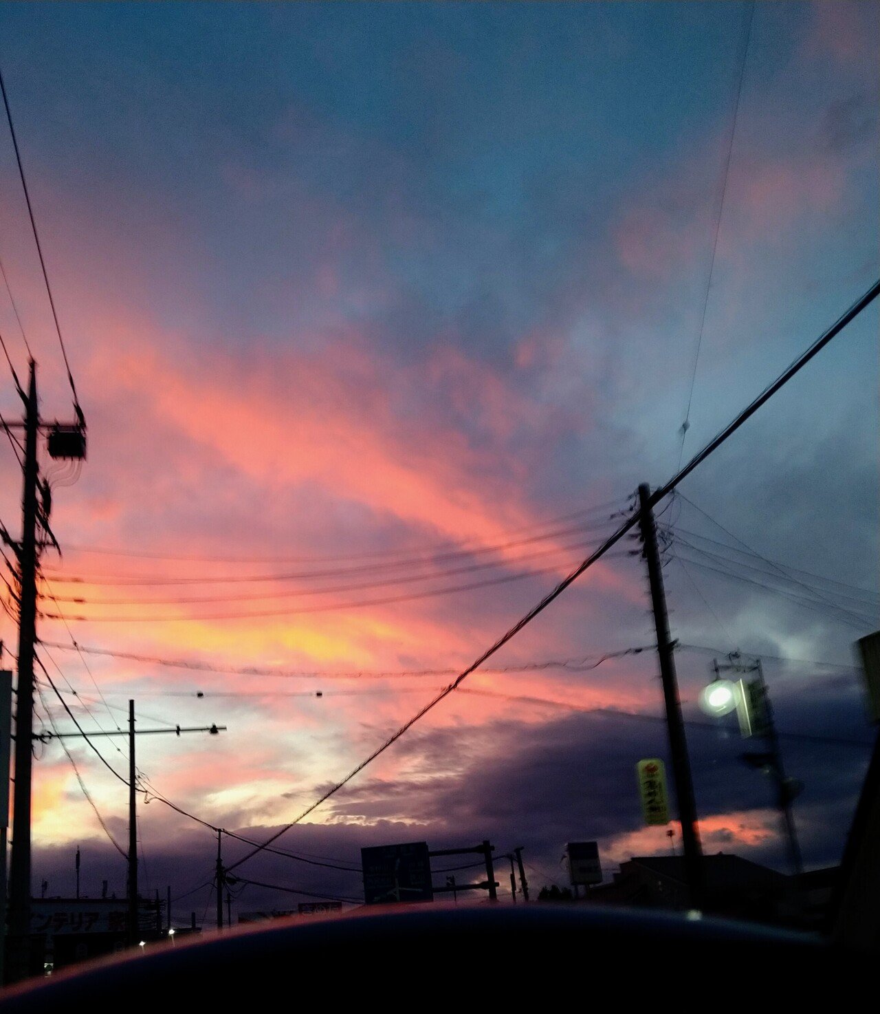 車の中から見えた夕焼け あまりに綺麗で見入っちゃう っていうか、魅入られるような妖しげな感じもあって好き｜ELICA