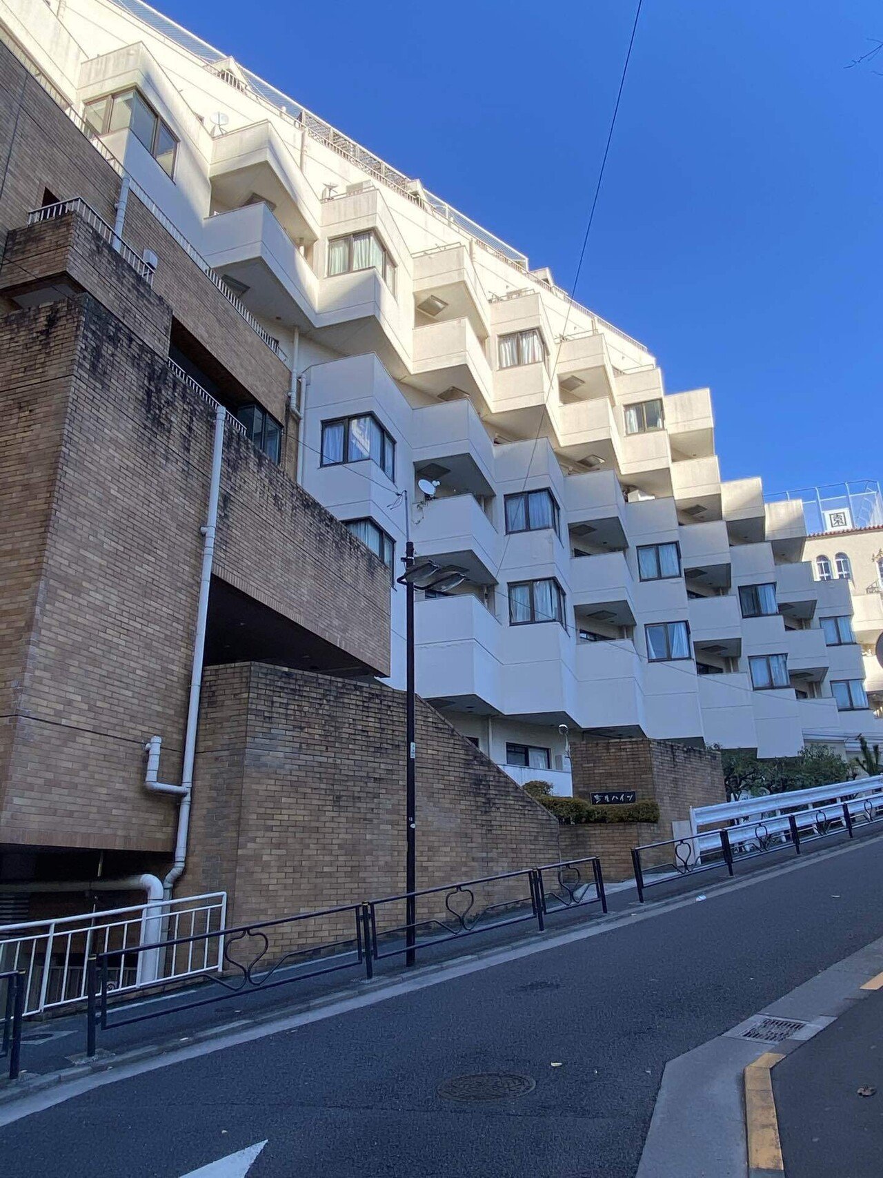 東京建築巡り〜タイル貼りの外壁と凹凸のある外観｜東京の建築&アート巡りオタク@tanrock