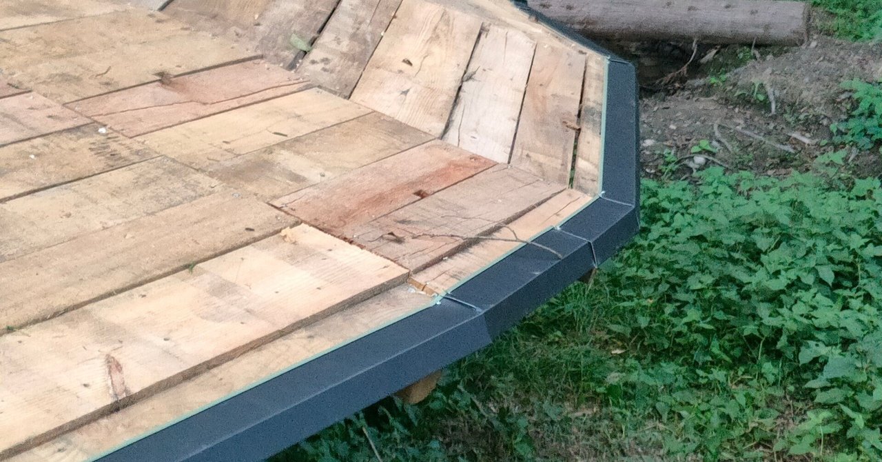 のこのこ山学舎屋根水切りからくさ打ち付け｜shanthi-usui