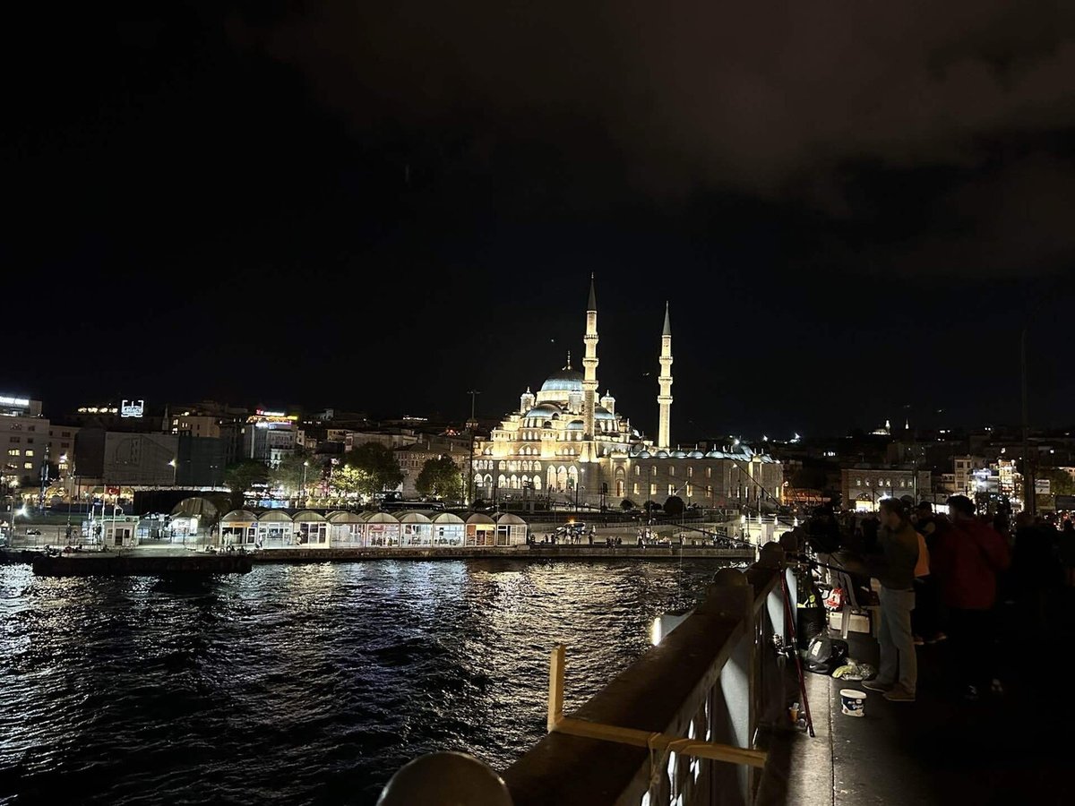 トルコ旅行記3 新市街散策。ガラタ塔、イスティクラール通りなど。知らないおっさんとバーで一杯。｜YASUHIRO