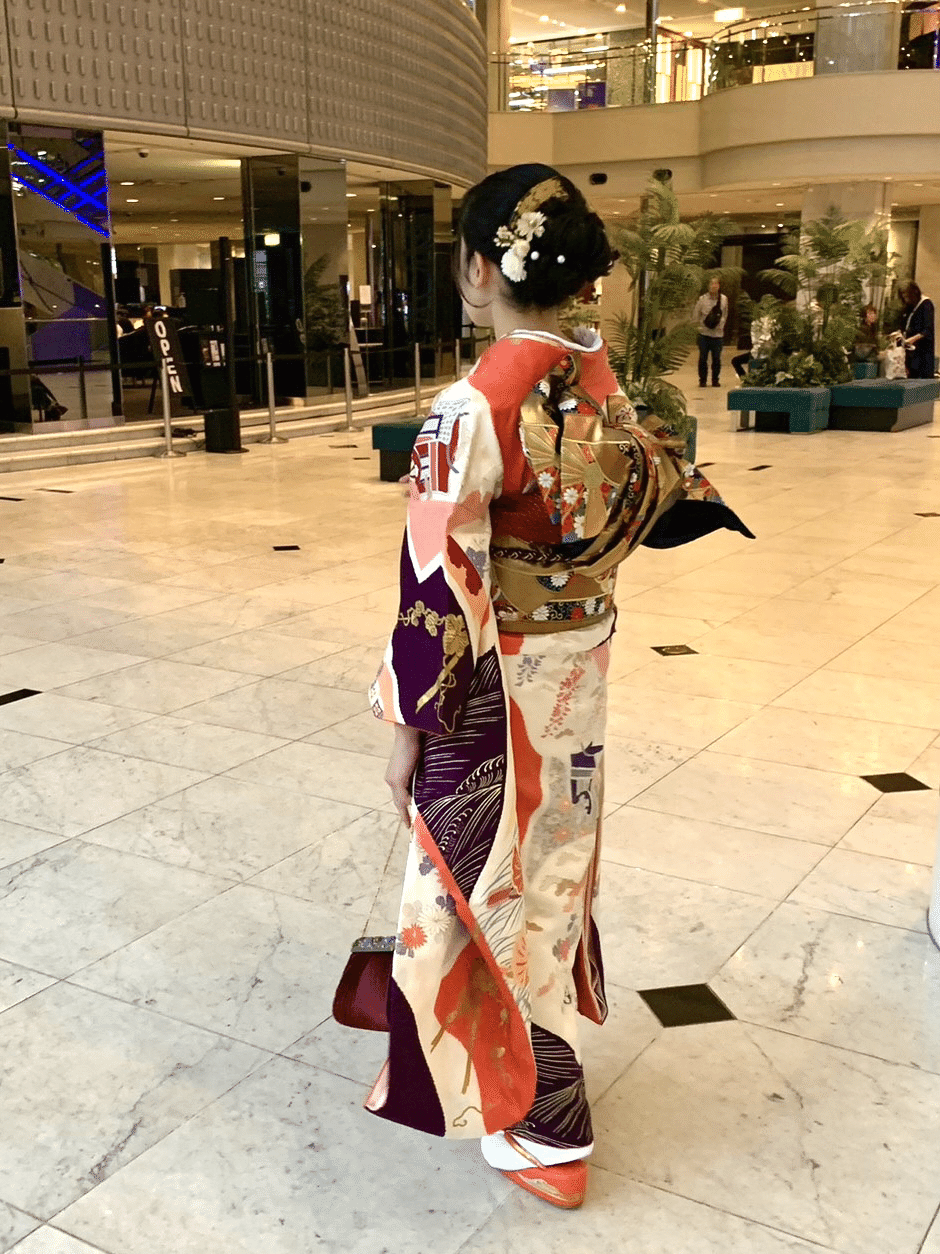 振袖の二十歳の笑みや秋麗 写真・絵から一句にも参加します。 https://note.com/pupupu0901/n/n23afbaf72ee3 今日は娘の振袖の写真撮影の日でした😊 「マ｜すうぷ