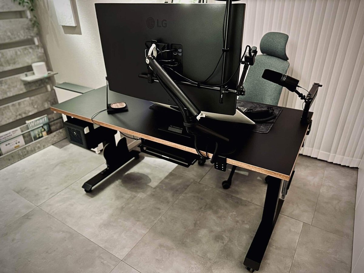 デスク天板に沿わせる縦のデュアルモニター｜suwa-sh / 諏訪真一