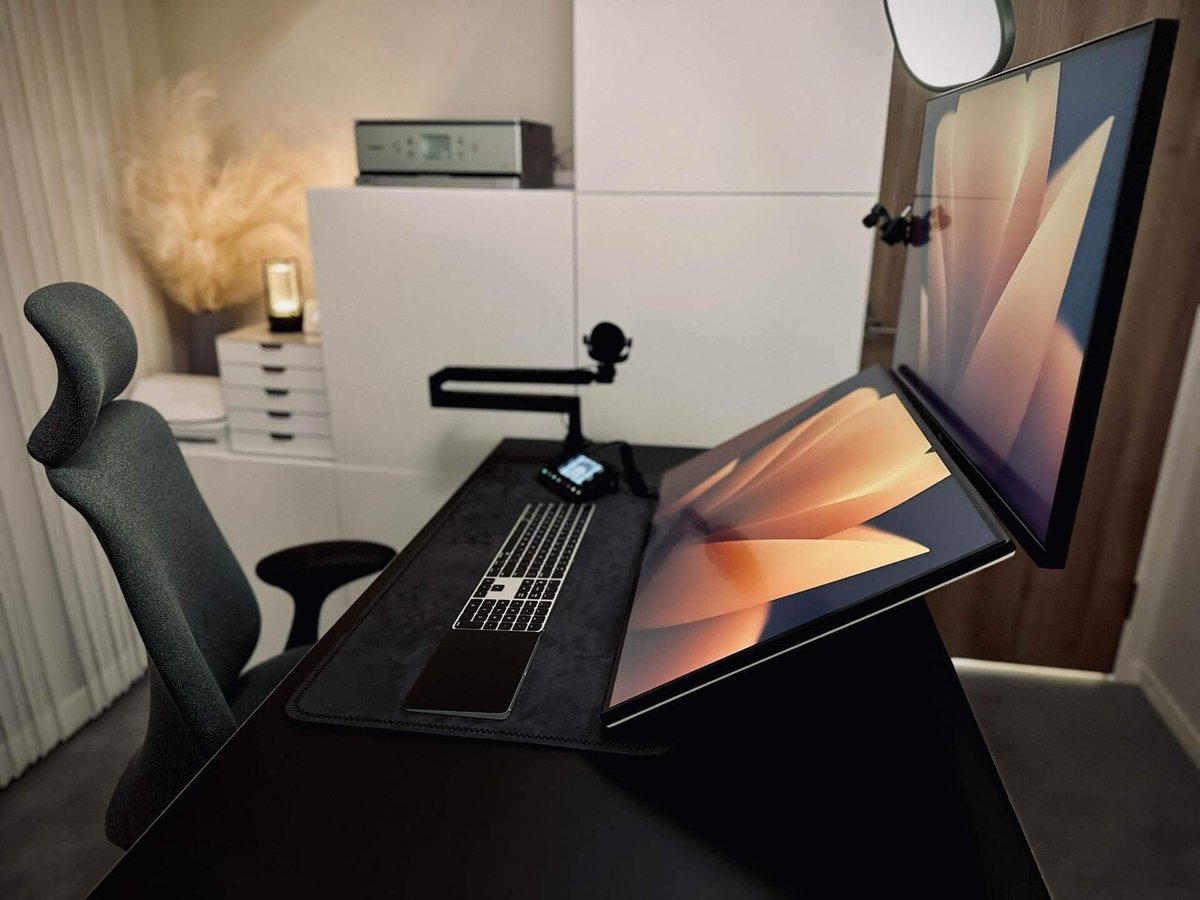 デスク天板に沿わせる縦のデュアルモニター｜suwa-sh / 諏訪真一