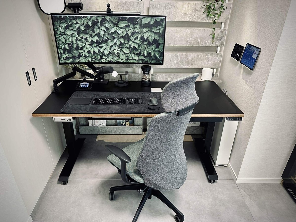 デスク天板に沿わせる縦のデュアルモニター｜suwa-sh / 諏訪真一