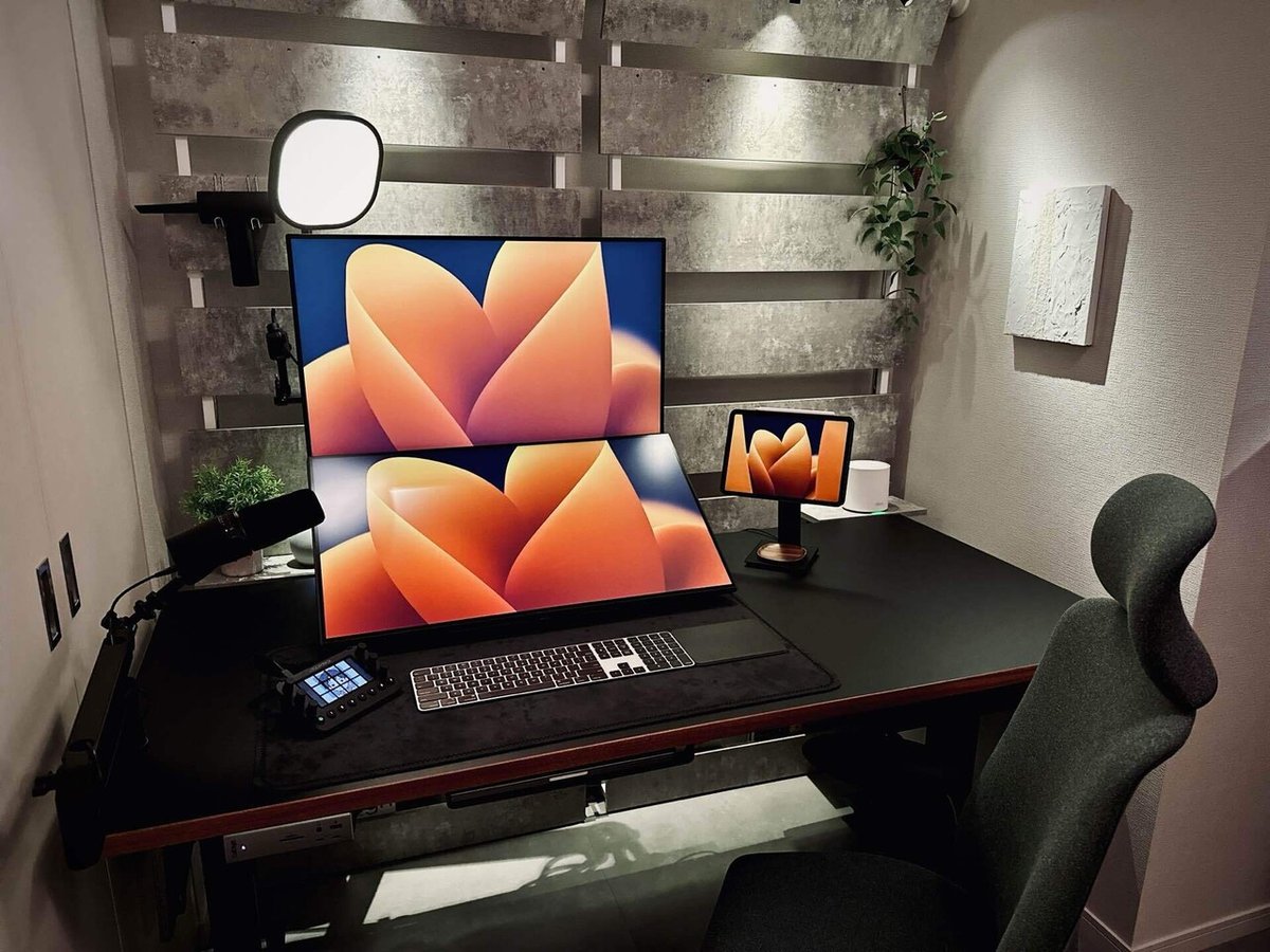 デスク天板に沿わせる縦のデュアルモニター｜suwa-sh / 諏訪真一