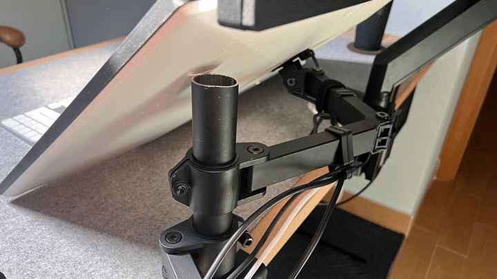 デスク天板に沿わせる縦のデュアルモニター｜suwa-sh / 諏訪真一