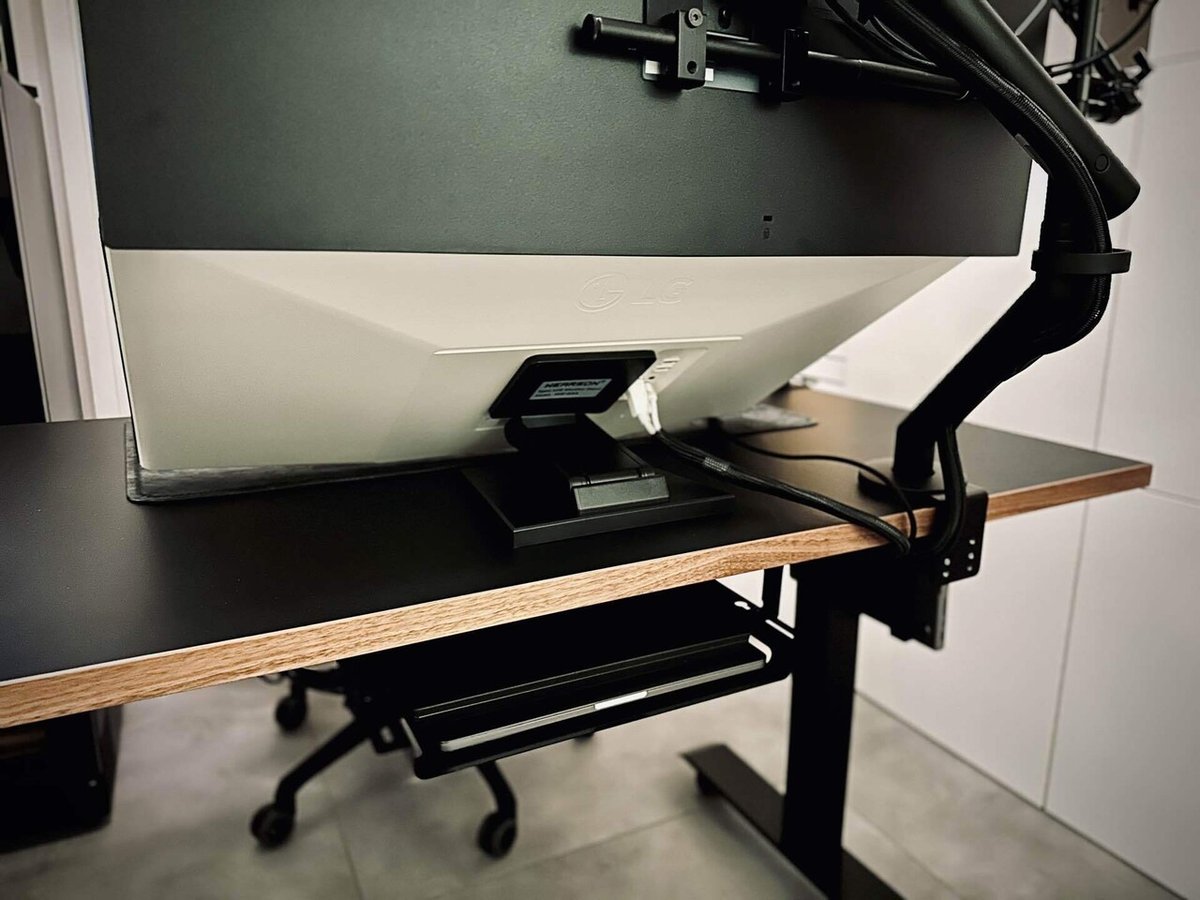 デスク天板に沿わせる縦のデュアルモニター｜suwa-sh / 諏訪真一