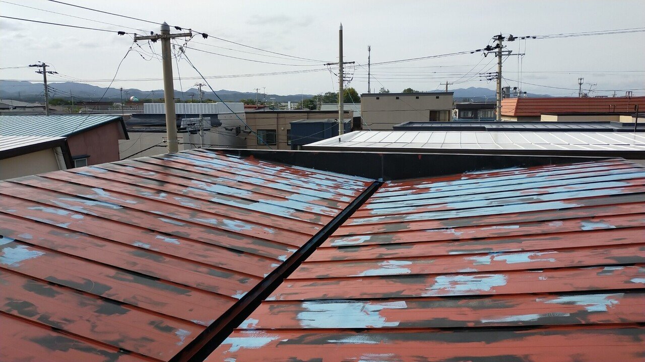 秋晴れで、トタン屋根の錆止め塗った。 気分は芸術家 「わだばゴッホさなる」｜Motonari Ito