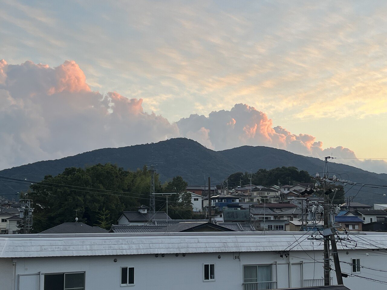 綺麗な夕焼け空 見惚れてカーテンを閉める手が止まってしまった｜Rina