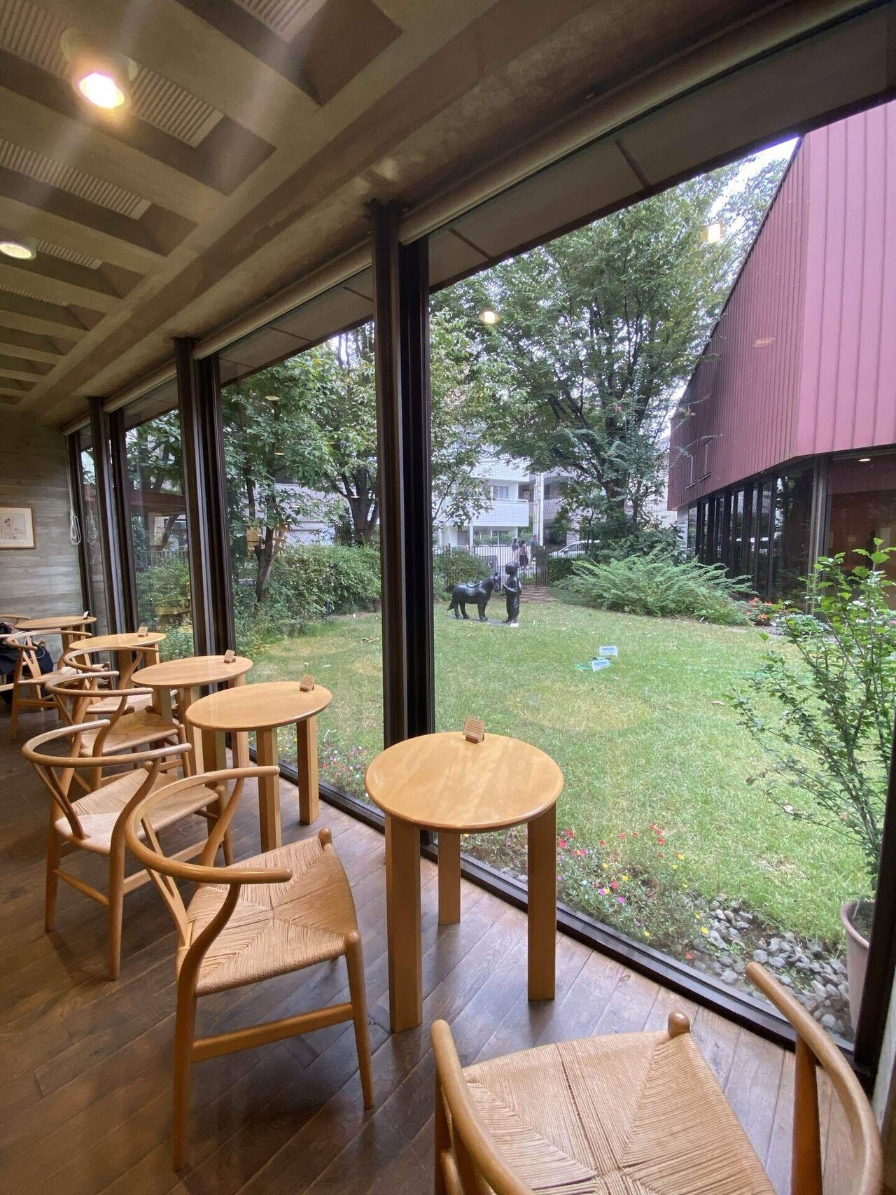 東京建築巡り〜絵本カフェから望む中庭 ｜東京の建築&アート巡りオタク@tanrock