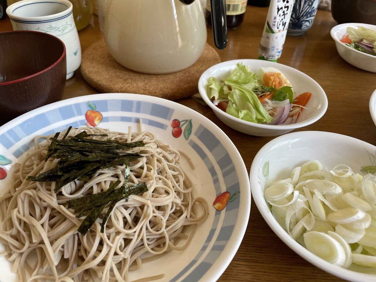 今日のお昼。お蕎麦と野菜サラダ。 蕎麦湯つき。担当したのは、理科系夫。 ネギが厚く切れているが気にしないことに。 「感謝を込めていただきます」とご挨拶。 理科系夫、主夫になって4年め。料理の ...