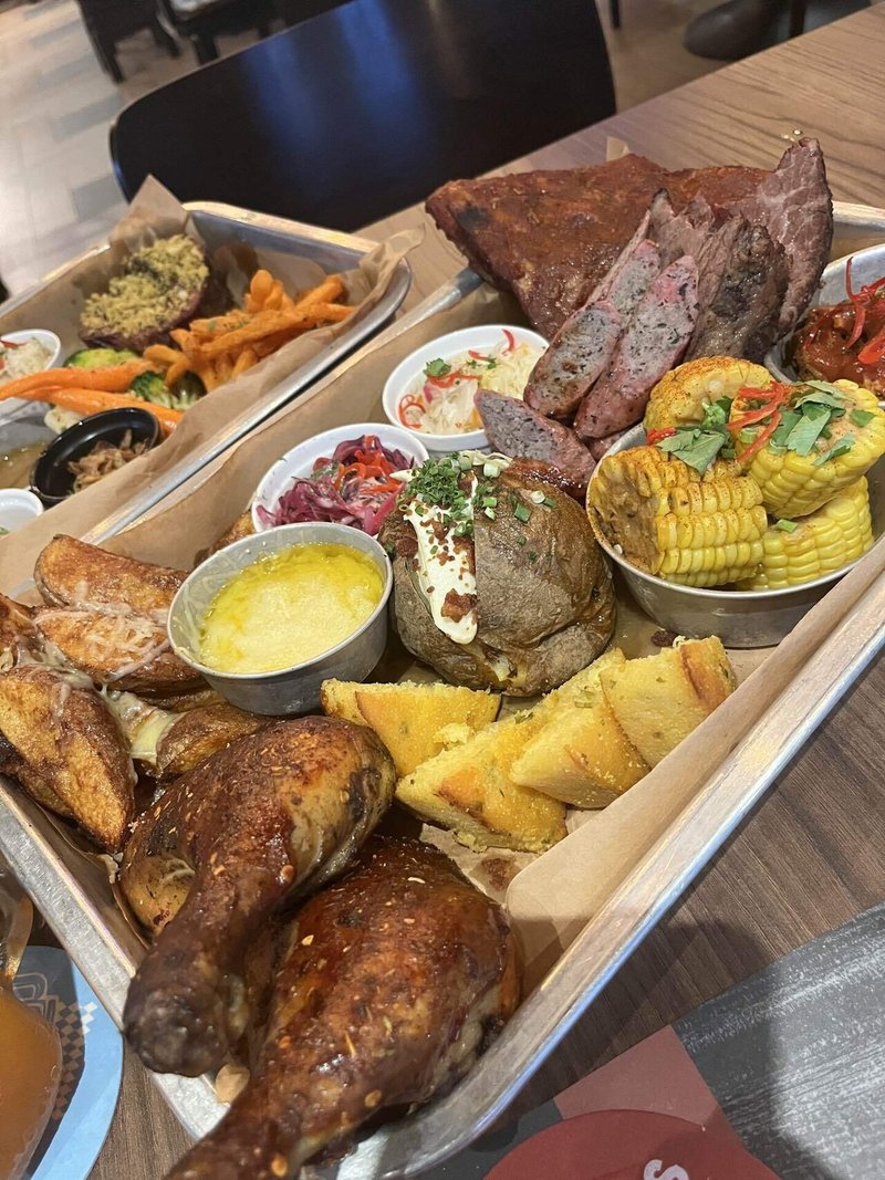 【Rolling Ribs Brew Bar & BBQ】オープンエアーで堪能する燻製肉のバーベキューとビールの組み合わせが最強すぎた😆🍺 ...