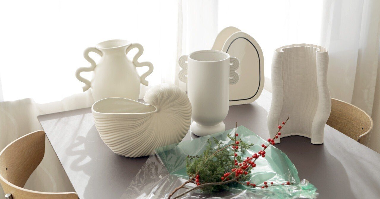 【KOZフラワー】vol, 74 クリスマスの花と北欧の白いフラワーベース。｜KOZLIFE