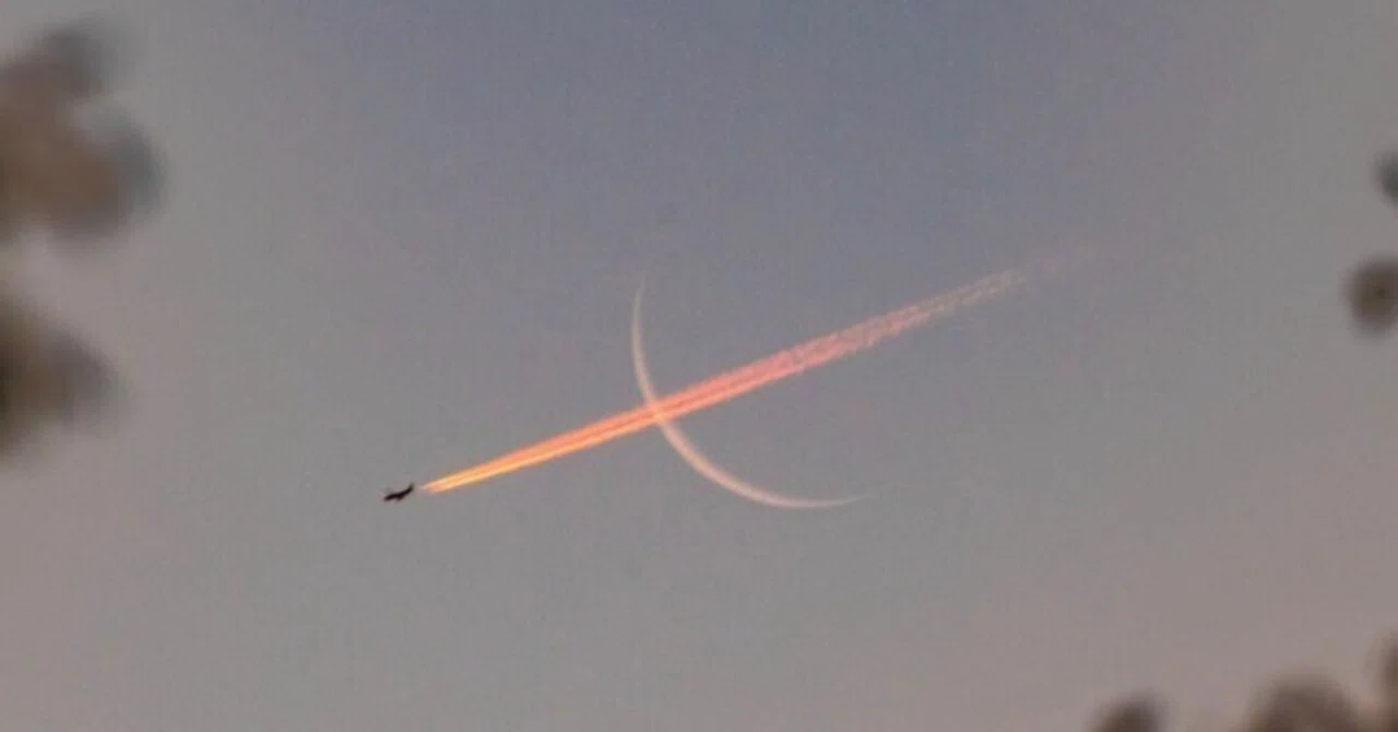 【Astronomy Picture of the Day】Plane Crossing Crescent Moon, 2023.12.04｜岩澤康一