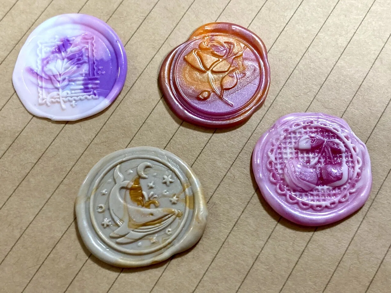 シーリングスタンプで遊んだ。 ワックス5粒だと左上みたいな縁がぺちゃんこのやつができて、6粒以上なら縁がきれい（下側）。 スタンプの種類もっと ...