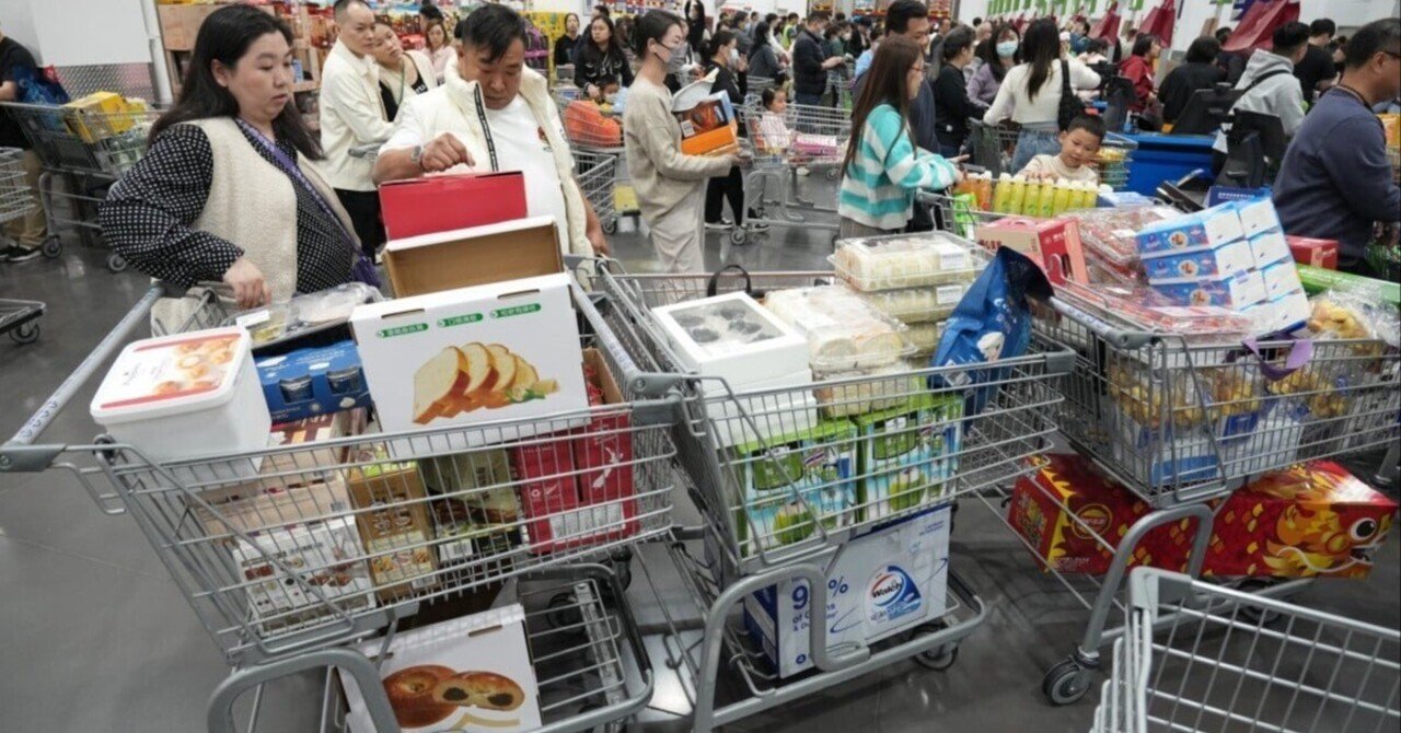 深圳の米国倉庫店でローストチキン、洗濯洗剤、その他のバーゲン品を探す香港人。｜DigitalCreator