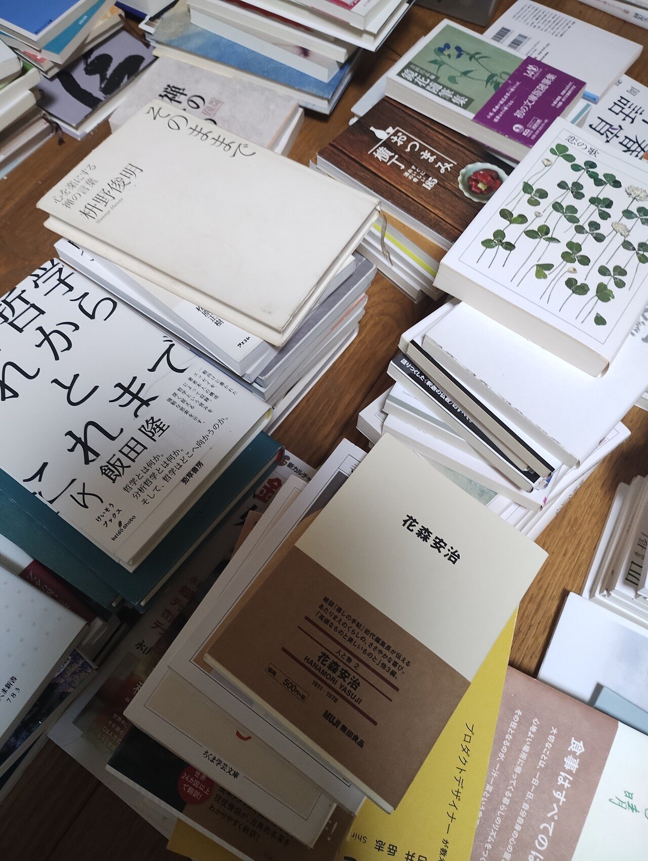 なんというか、Xで本棚自慢があったが、自分はこれ。本棚に入り切らない。いちおう著者のレベルは選んでいる。｜TAKEO YAMAMOTO