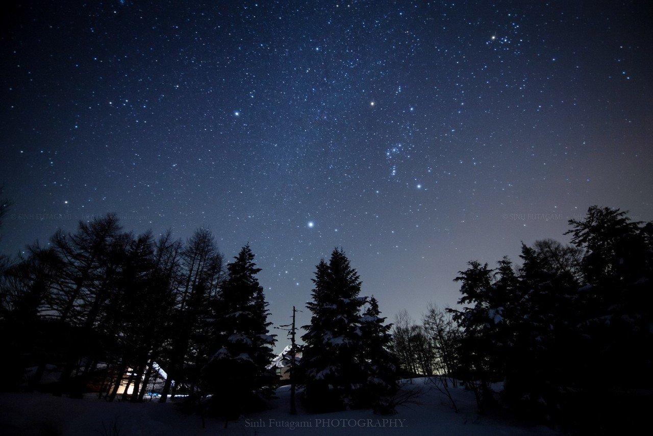 雪の尾瀬沼、山小屋の明かりと、星空。｜Sinh