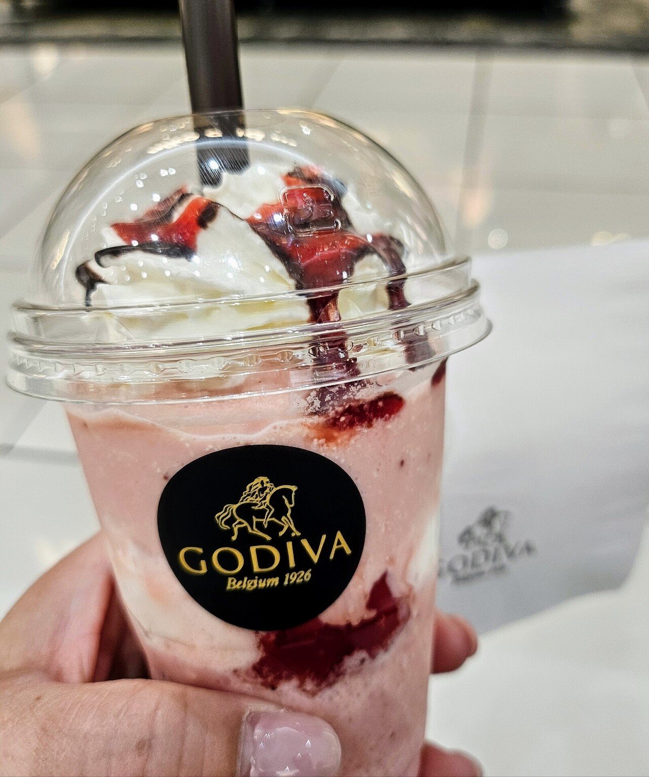 【ちょっと聞いて♪】お誕生日に、友人からLINE経由でプレゼントされたGODIVAの1000円ギフトがあったんで、春のショコリキサーいただいてきました！ ホワイトチョコちょっと苦手なんだけど ...