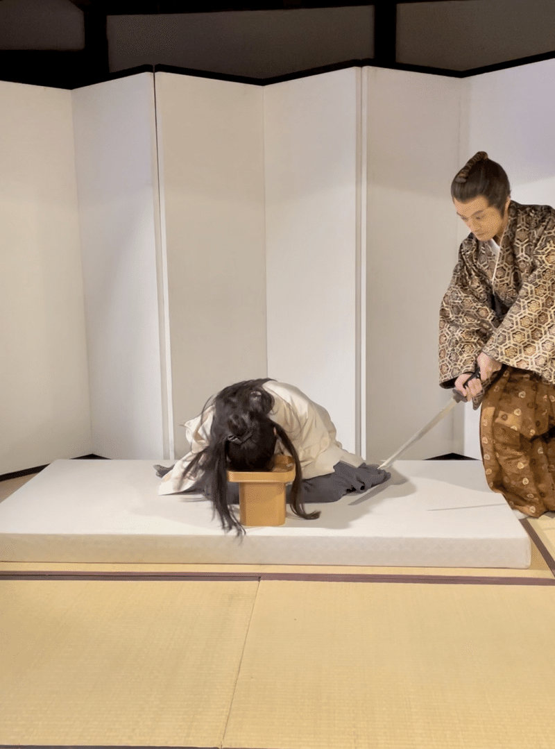 桜舞い酒を酌み交わす EDO SAKABAで。｜Anne