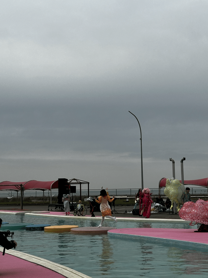 エリアLOVEWalker総編集長・玉置泰紀のアート散歩 第20回 アイナ・ジ・エンド、アオイヤマダ、東京QQQ、小林武史を富津公園ジャンボプールで見てきたぞ 其の弐 https ...