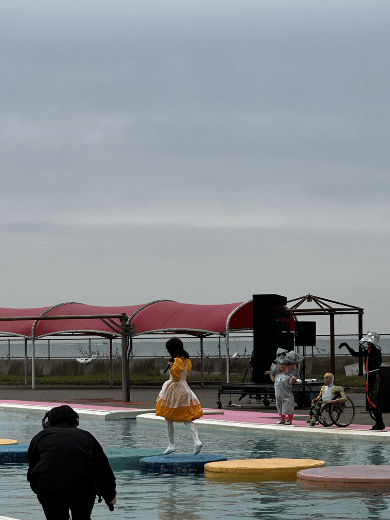 エリアLOVEWalker総編集長・玉置泰紀のアート散歩 第20回 アイナ・ジ・エンド、アオイヤマダ、東京QQQ、小林武史を富津公園ジャンボプールで見てきたぞ 其の弐 https ...