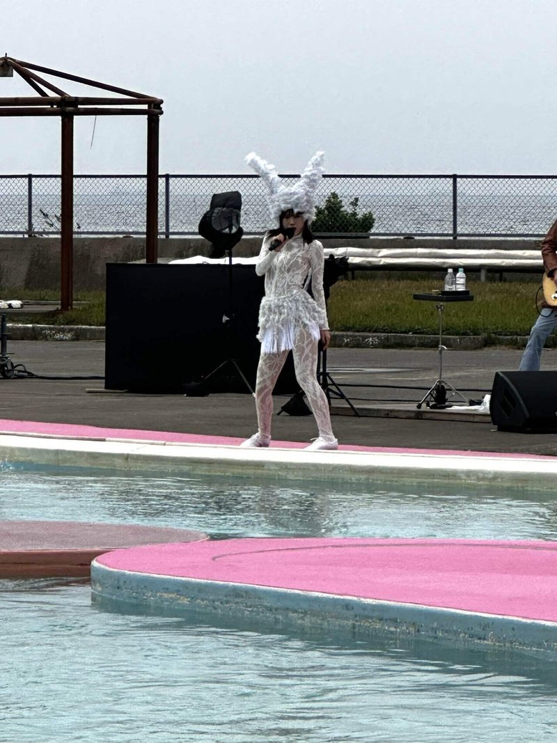 エリアLOVEWalker総編集長・玉置泰紀のアート散歩 第20回 アイナ・ジ・エンド、アオイヤマダ、東京QQQ、小林武史を富津公園ジャンボプールで見てきたぞ 其の四 https ...