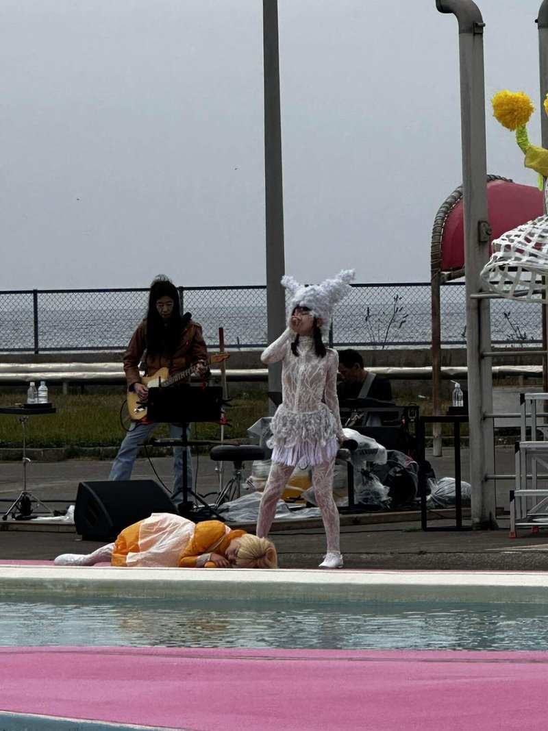 エリアLOVEWalker総編集長・玉置泰紀のアート散歩 第20回 アイナ・ジ・エンド、アオイヤマダ、東京QQQ、小林武史を富津公園ジャンボプールで見てきたぞ 其の四 https ...