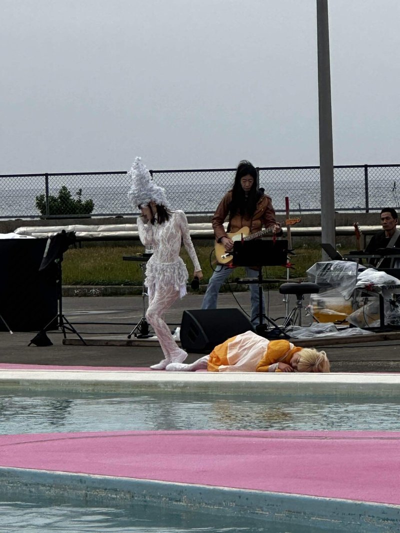 エリアLOVEWalker総編集長・玉置泰紀のアート散歩 第20回 アイナ・ジ・エンド、アオイヤマダ、東京QQQ、小林武史を富津公園ジャンボプールで見てきたぞ 其の四 https ...