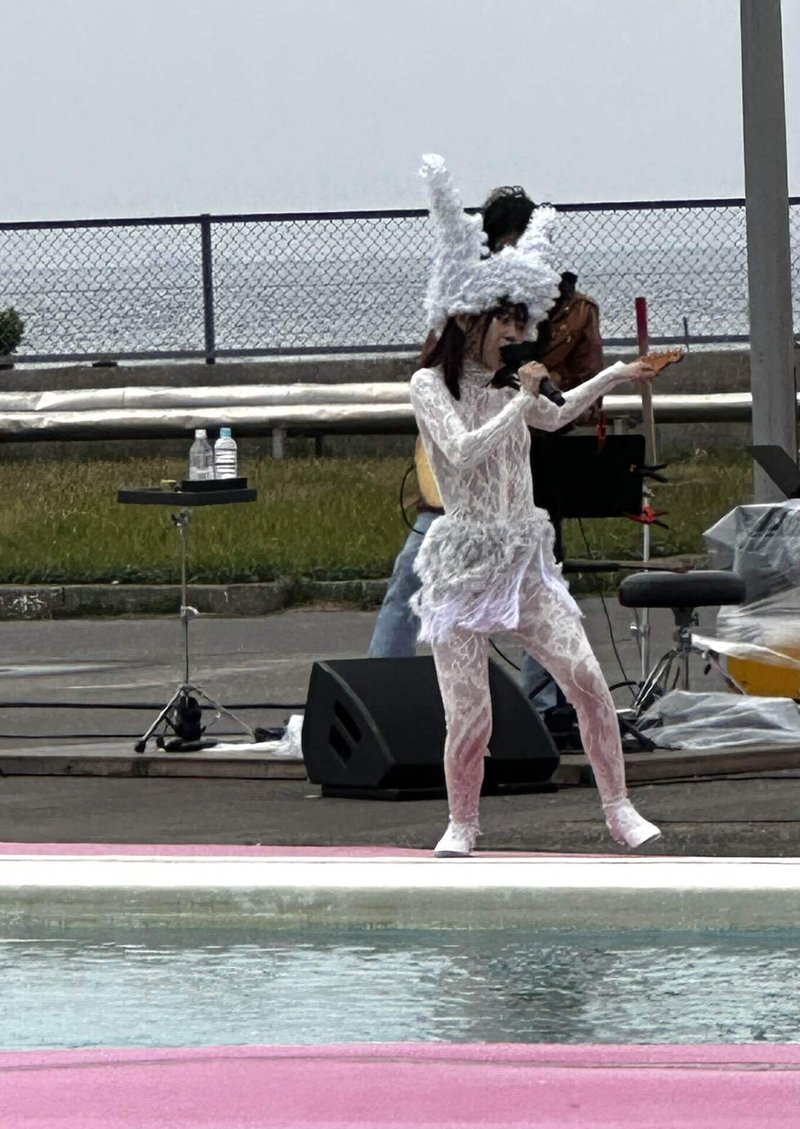 エリアLOVEWalker総編集長・玉置泰紀のアート散歩 第20回 アイナ・ジ・エンド、アオイヤマダ、東京QQQ、小林武史を富津公園ジャンボプールで見てきたぞ 其の四 https ...