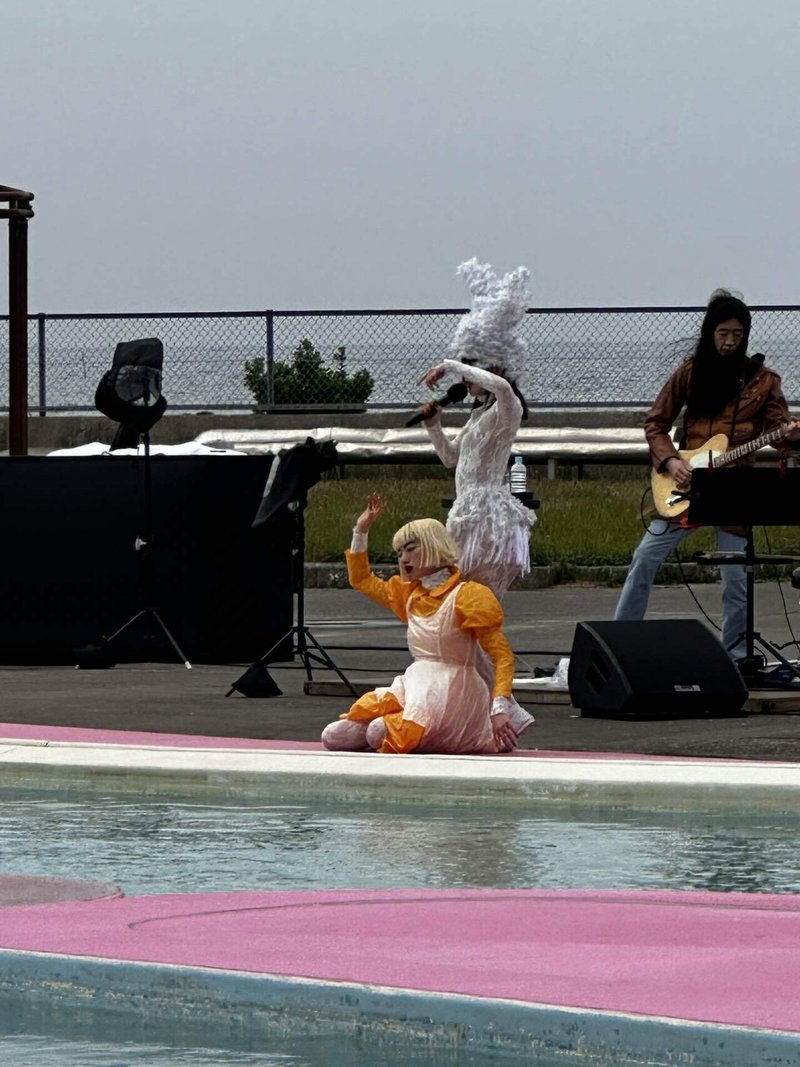 エリアLOVEWalker総編集長・玉置泰紀のアート散歩 第20回 アイナ・ジ・エンド、アオイヤマダ、東京QQQ、小林武史を富津公園ジャンボプールで見てきたぞ 其の四 https ...