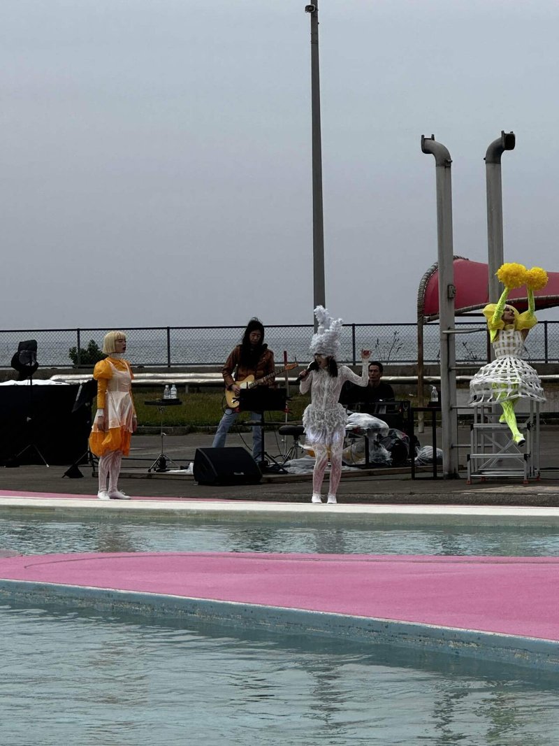 エリアLOVEWalker総編集長・玉置泰紀のアート散歩 第20回 アイナ・ジ・エンド、アオイヤマダ、東京QQQ、小林武史を富津公園ジャンボプールで見てきたぞ 其の四 https ...