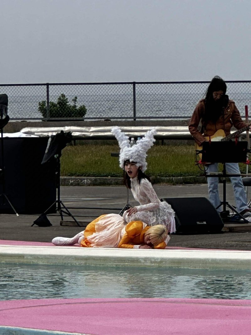 エリアLOVEWalker総編集長・玉置泰紀のアート散歩 第20回 アイナ・ジ・エンド、アオイヤマダ、東京QQQ、小林武史を富津公園ジャンボプールで見てきたぞ 其の四 https ...