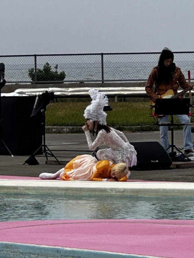 エリアLOVEWalker総編集長・玉置泰紀のアート散歩 第20回 アイナ・ジ・エンド、アオイヤマダ、東京QQQ、小林武史を富津公園ジャンボプールで見てきたぞ 其の四 https ...