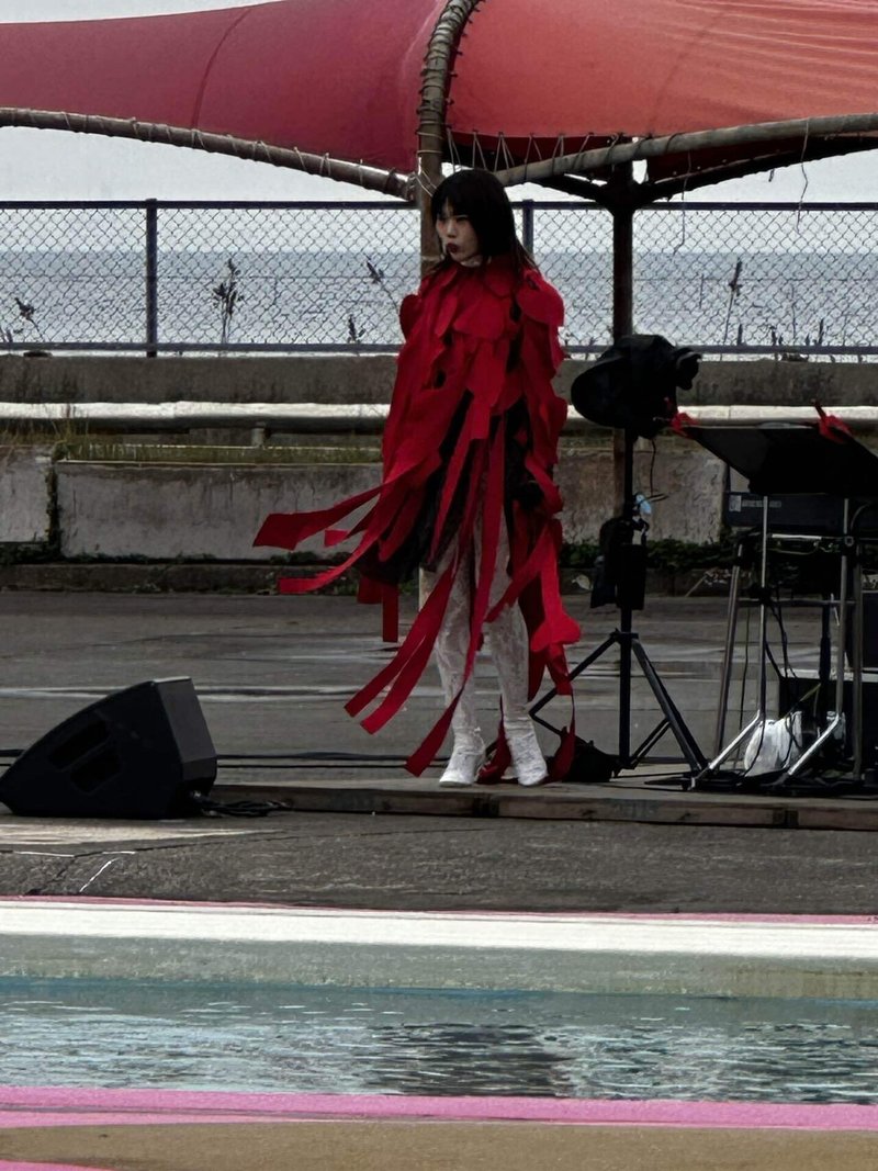 エリアLOVEWalker総編集長・玉置泰紀のアート散歩 第20回 アイナ・ジ・エンド、アオイヤマダ、東京QQQ、小林武史を富津公園ジャンボプールで見てきたぞ 其の伍 https ...