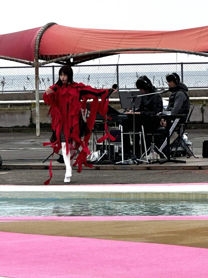 エリアLOVEWalker総編集長・玉置泰紀のアート散歩 第20回 アイナ・ジ・エンド、アオイヤマダ、東京QQQ、小林武史を富津公園ジャンボプールで見てきたぞ 其の伍 https ...