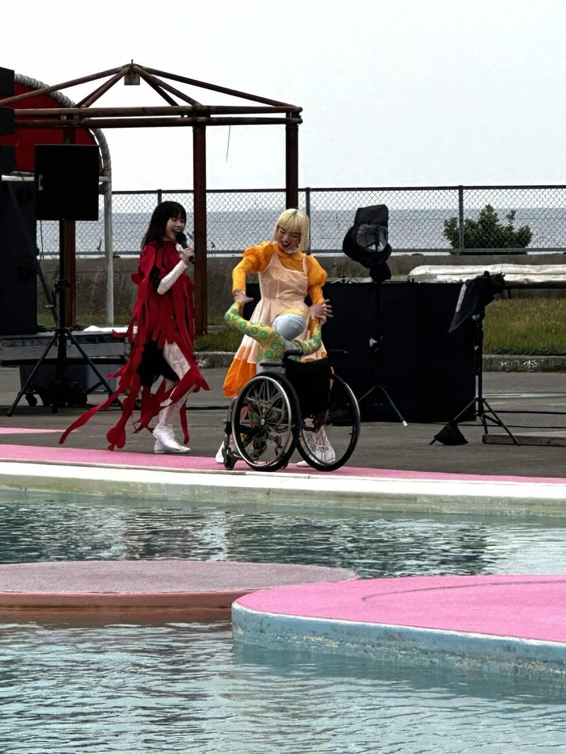 エリアLOVEWalker総編集長・玉置泰紀のアート散歩 第20回 アイナ・ジ・エンド、アオイヤマダ、東京QQQ、小林武史を富津公園ジャンボプールで見てきたぞ 其の伍 https ...