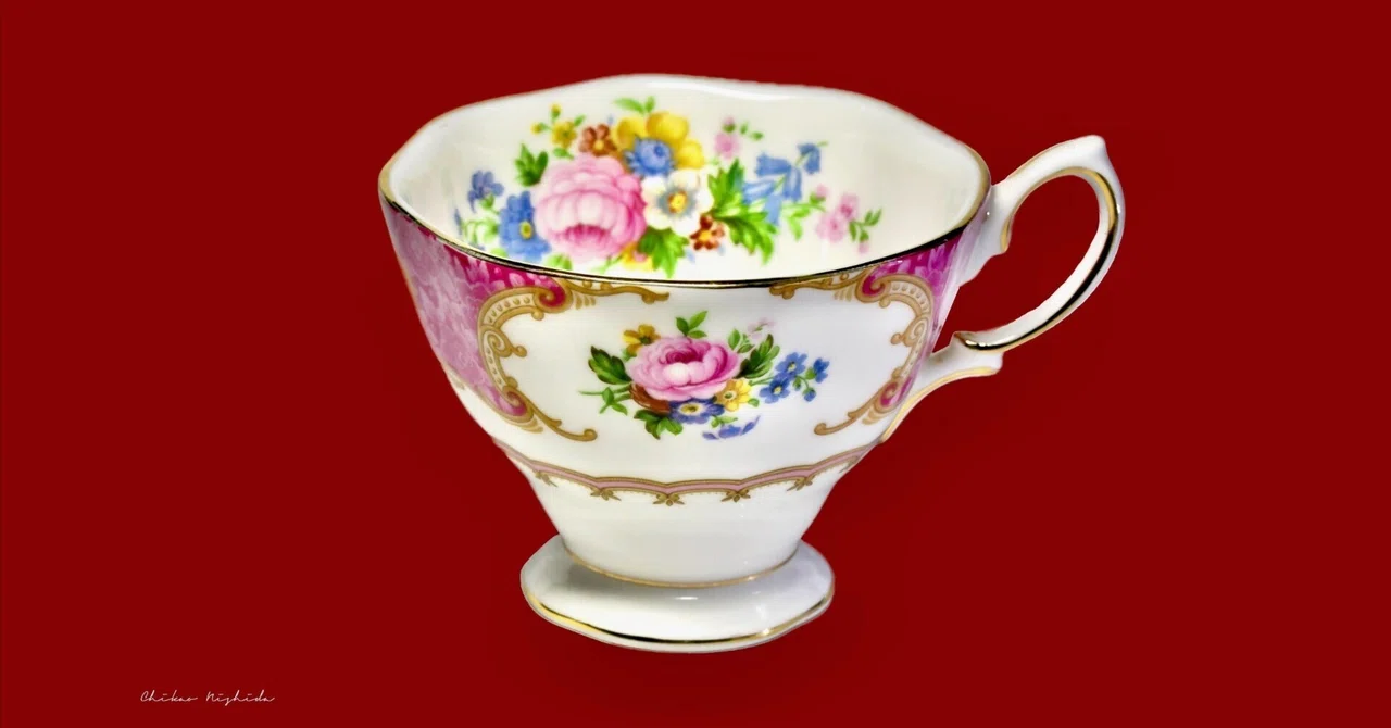 Old fashioned teacup...ROYAL ALBERT LADY CARLYLE｜西田親生