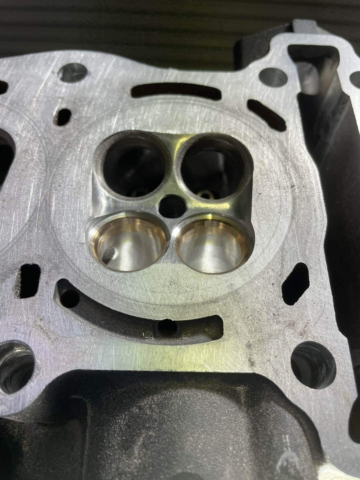 ポート加工と燃焼室容積測定｜ZRX680