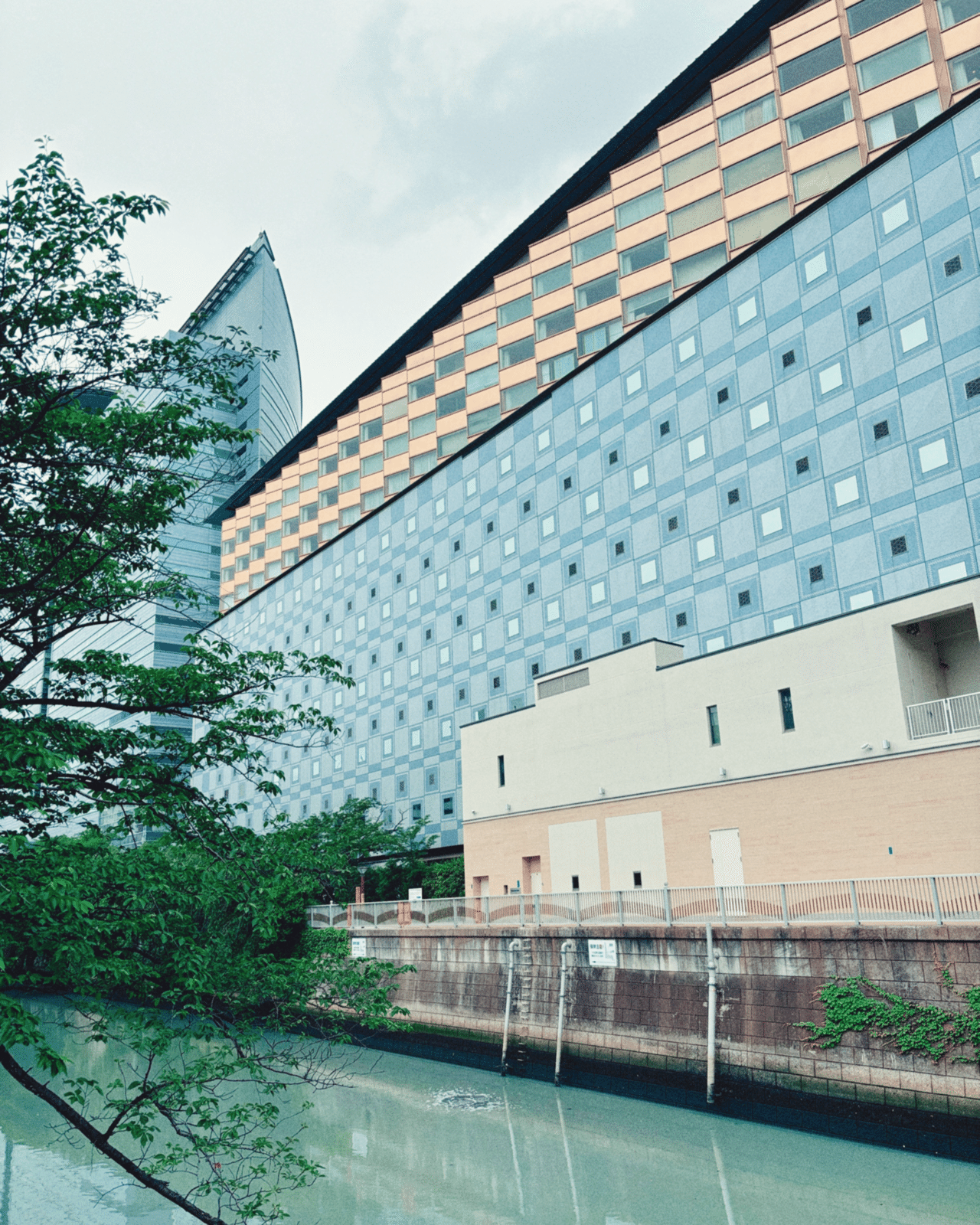 酷い色の目黒川とイマソラ。硫黄臭が。。今日も心優しく穏やかに過ごせます様に。 #イマソラ ｜Hiroshi Kikuchi