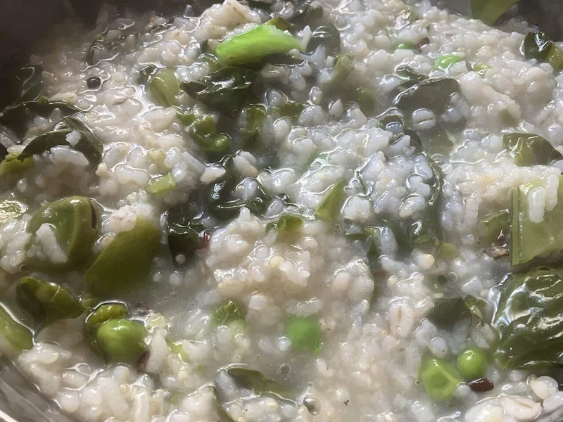 時期はずれの芽キャベツで作るかて飯 "Katemeshi" (rice mixed with vegetables and grains ...
