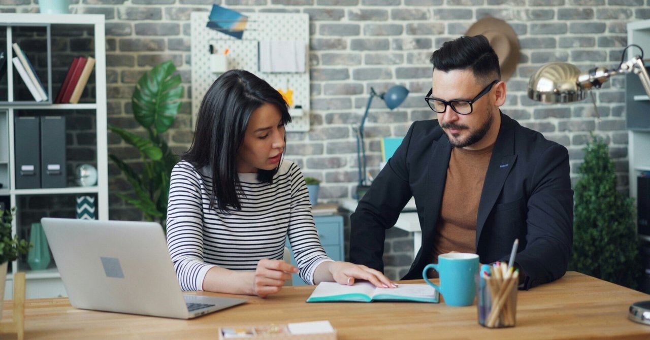 おじさん社員と女性社員｜いけだ