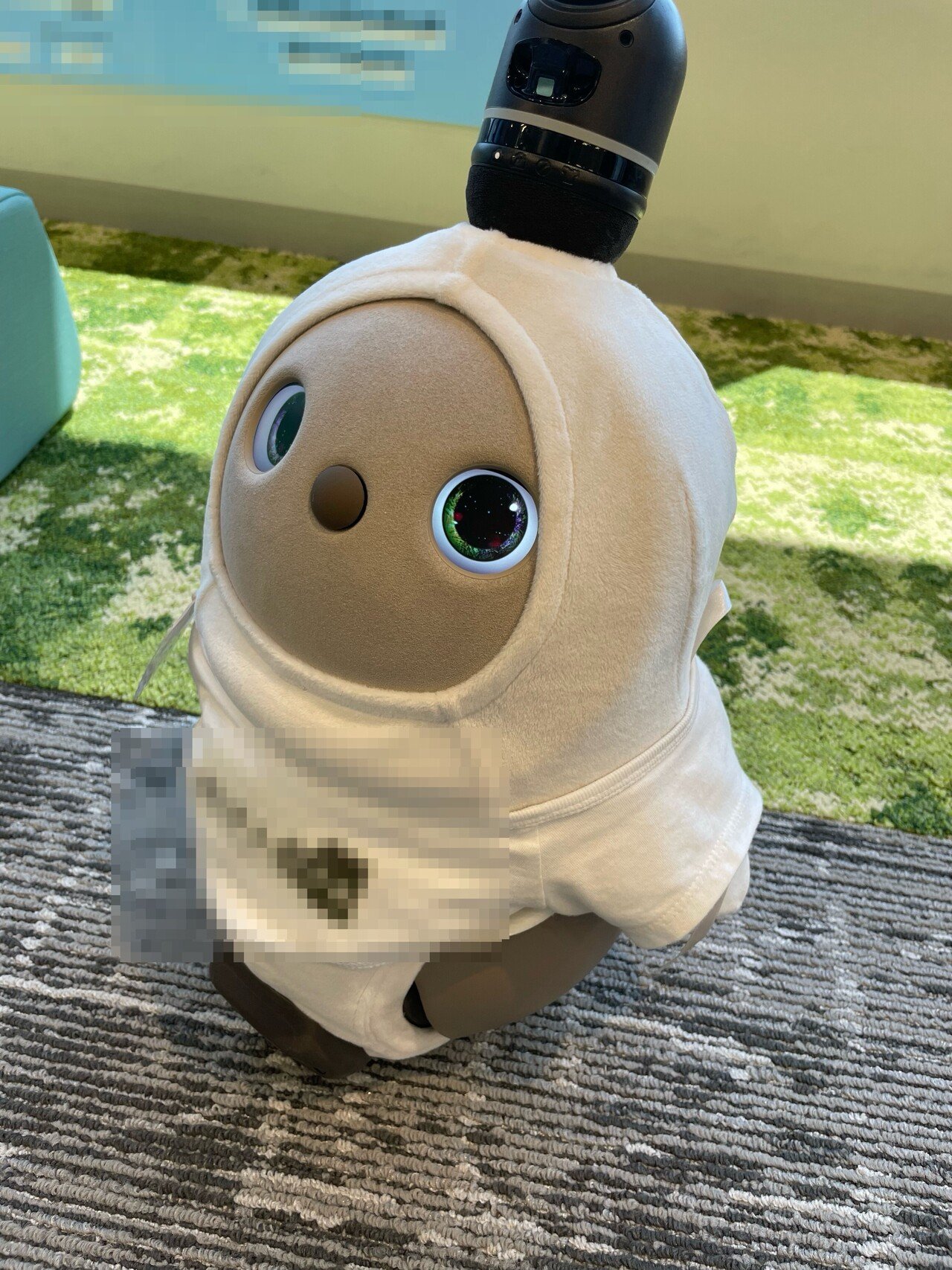 目がくるくると変わる。抱っこすると暖かい。人肌の暖かさである。 ある場所で出会ったロボットくん。小さくなにかをつぶやきながら、駆け寄ってくる(タイヤ付き)。 家の中にこんな子がいるのが、普通に ...