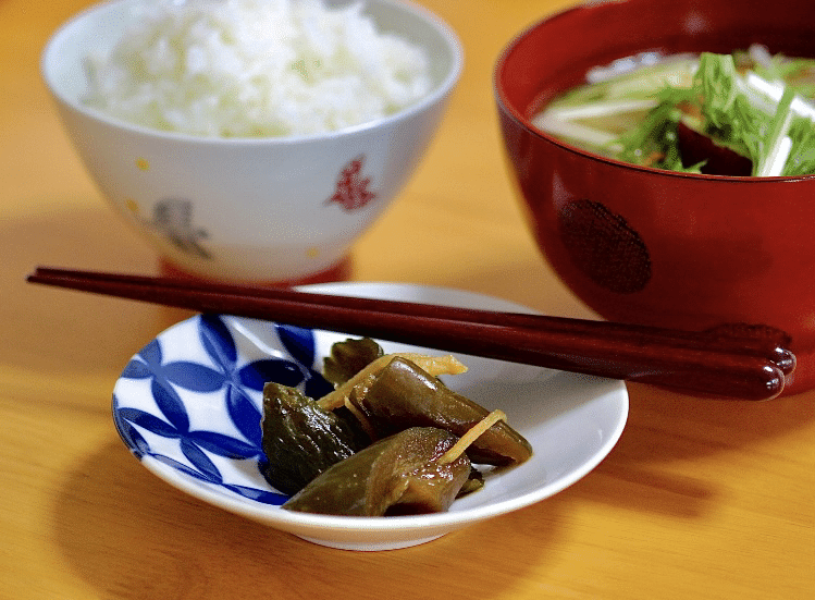 🥒胡瓜が美味しい! お義父さんの家庭菜園で沢山の胡瓜が穫れたので お義母さんが漬物にしてくれた👍 自家製きゅうりのキューちゃん 梅雨のジメジメ時も これがあれば🍚ご飯がススム😆 いただきまーす ...