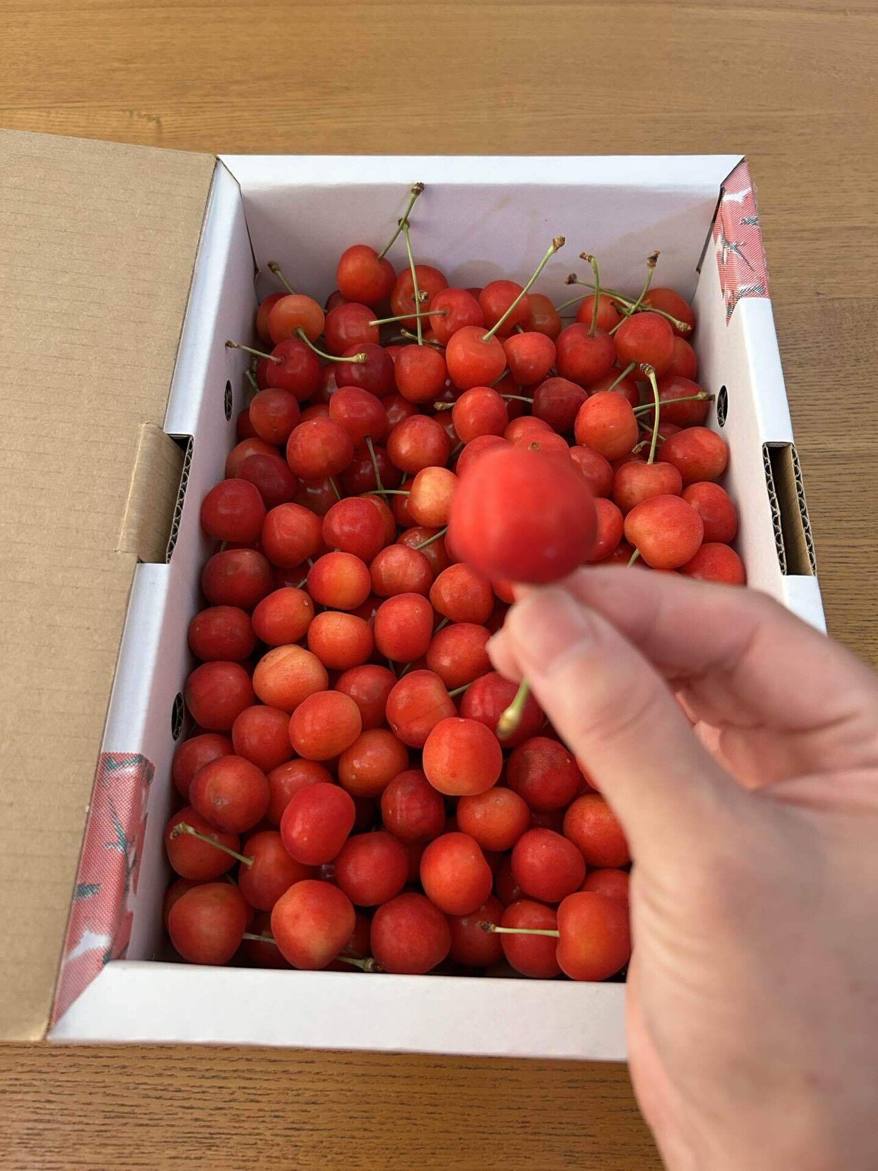 【感謝note】 青森の親戚からさくらんぼ🍒が届いた。 甘くて美味しい。 毎年送ってくれるの楽しみだし 嬉しい。 今年も ありがとう ありがとう ありがとう｜Hakuto Eiko