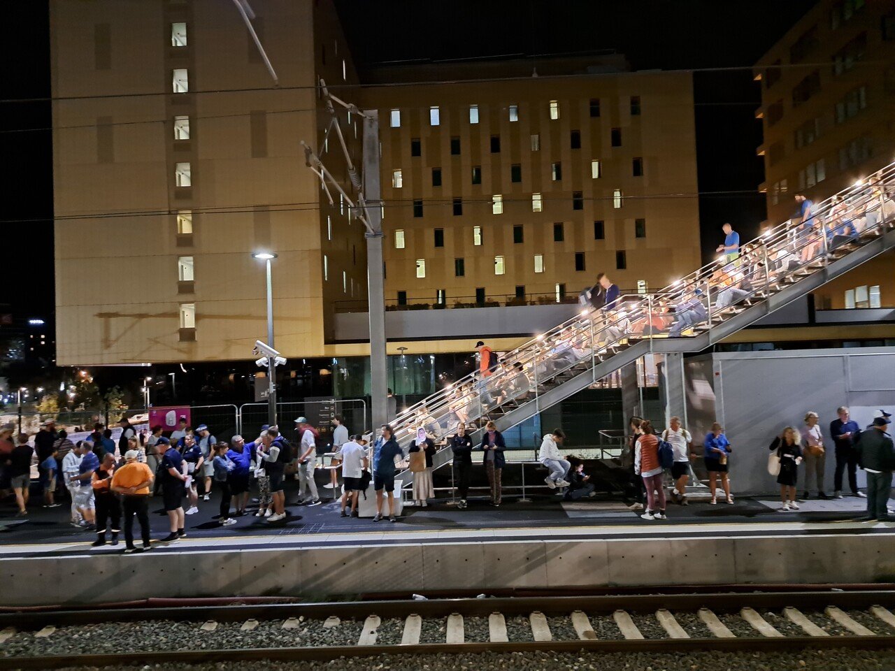 使える英語フレーズ【be delayed ：遅延している】 delay(遅らせる)の受け身「遅らされる」。「The train is ...