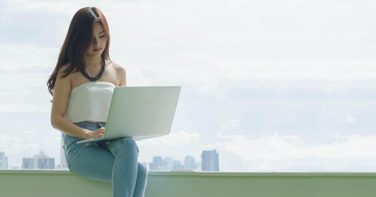 椅子に座ると、つい脚を組む人に知ってほしい「骨のズレ」を正す方法｜SUNMARK WEB