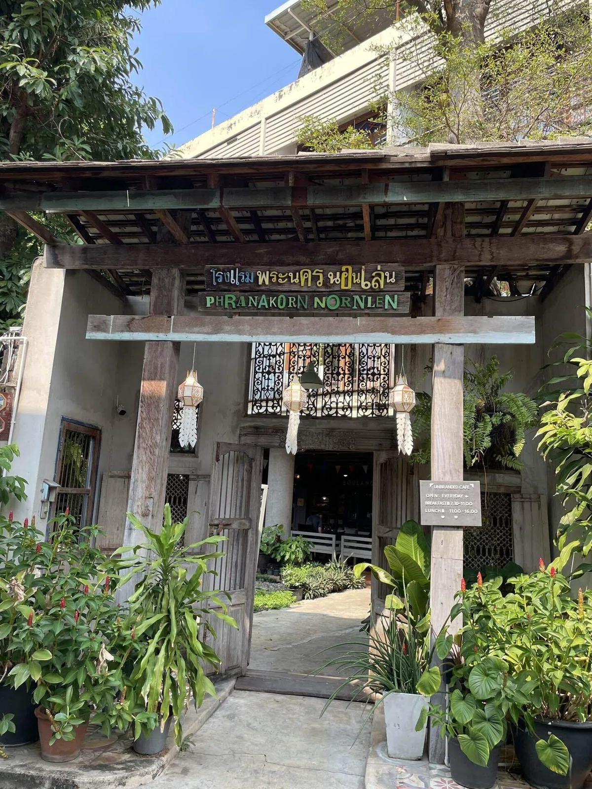 【unbranded cafe】街歩きに疲れたら昼寝が出来ちゃう居心地抜群のカフェ｜UNI(ゆに)🇹🇭40代からのタイひとり旅
